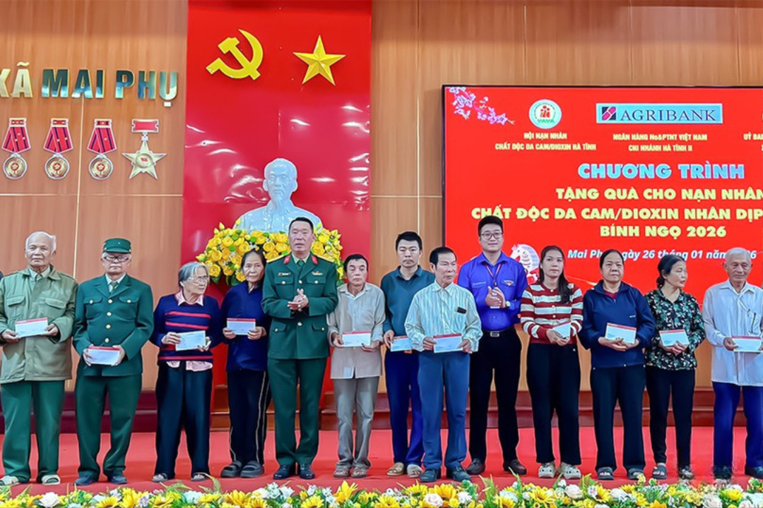 Tặng quà Tết cho các nạn nhân chất độc da cam